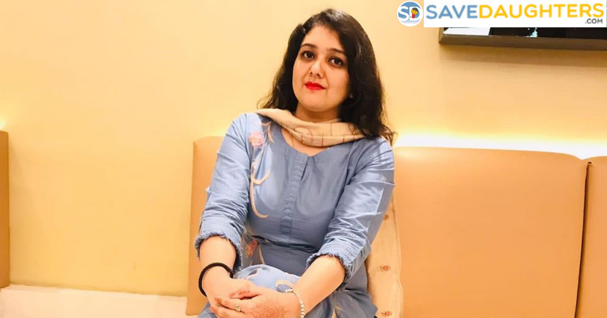 Komal Saklani Biography, Wiki, Age, Family, Wikipedia, Net Worth ...